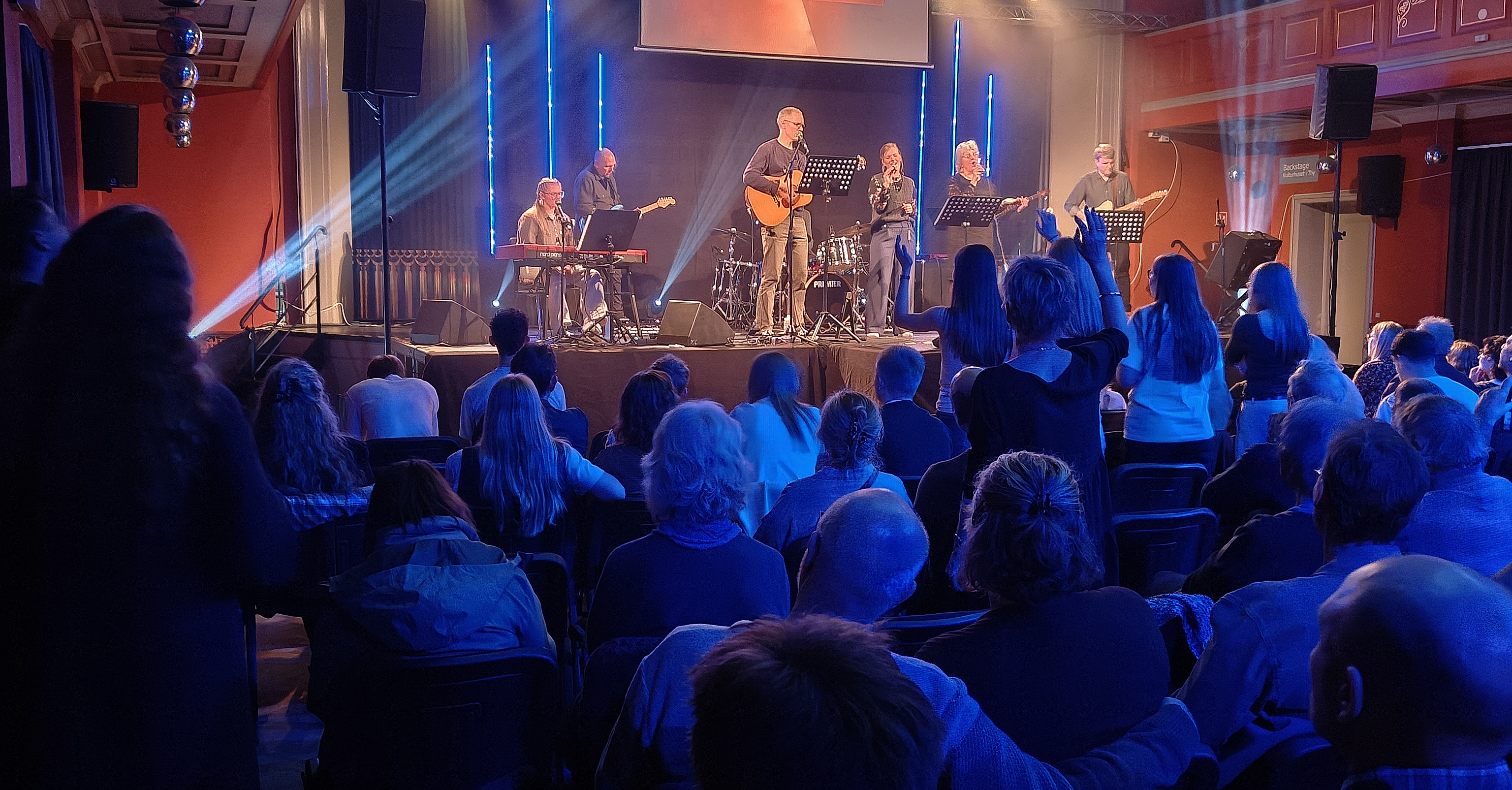 Thisted Musikteater blev fyldt med fællesskab og lovsang - Indremission.dk